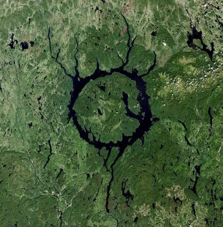 earth meteorite impact quebec