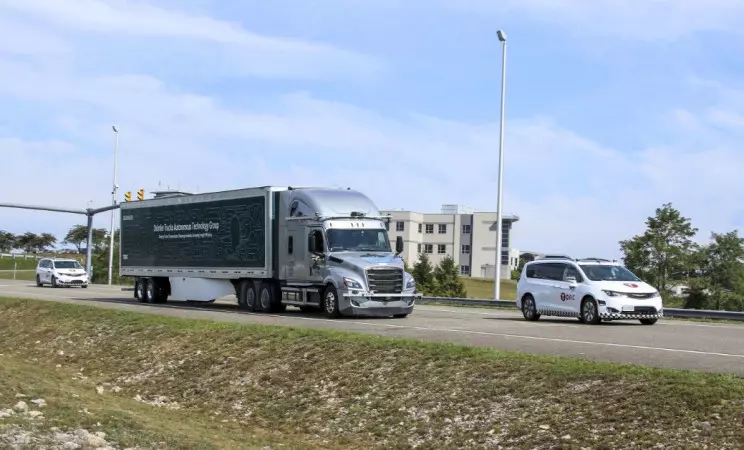 Truk Daimler dan Robotika Torc Mulai Menguji Truk Tanpa Pengemudi di Jalan Umum