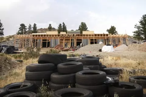 Hvordan vi forlod det efter dag fem. Indrammet. Nogle vinduer i. Metaltag ved at blive sat på. Udluftningskasser op. Batteriboks op. Strømsystemer på vej. Et jordskib bygget nær Wheatland, Wyoming.