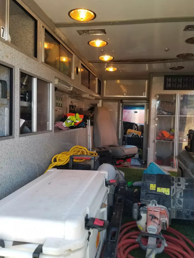 Seorang Lelaki Mengubah Ambulans Terpakai Ini Menjadi Rumah Idamannya