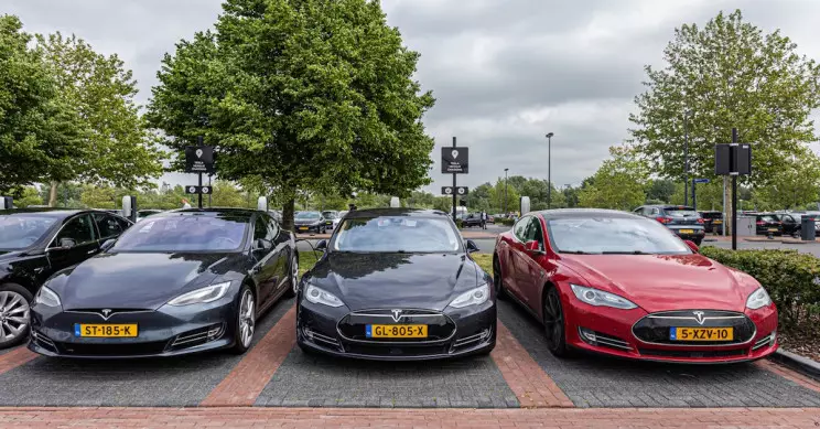Tesla Model 3 Нидерландад хамгийн их борлуулалттай машин болж, 10,000 нэгжид хүрчээ