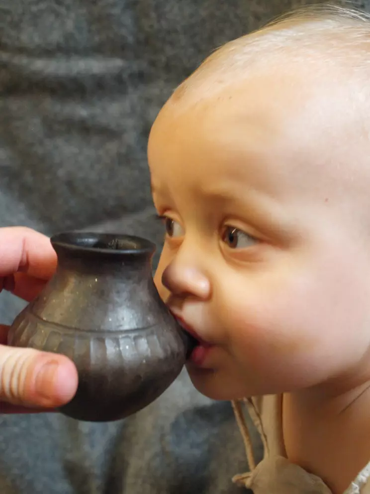Os bebés prehistóricos tamén beberon leite de botellas, segundo un estudo arqueolóxico