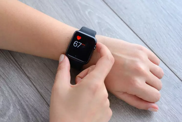 Ang Apple Watch Gi-kredito sa Pagluwas sa usa ka UK Tatay gikan sa Heart Attack, Stroke