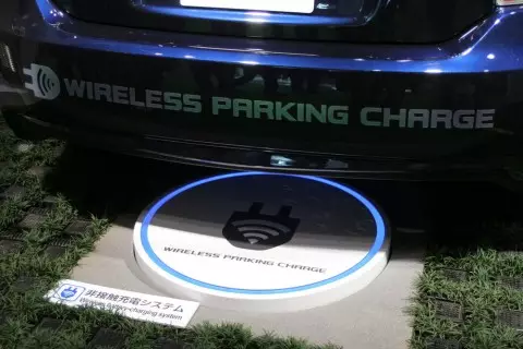 rsz_electric_car_wireless_parking_charge_closeup