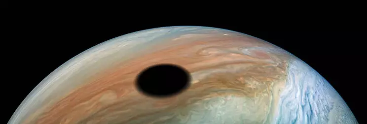 NASA ၏ Juno သည် Jupiter's Shadow ကိုခုန်တက်ရန်အနေအထားတွင်ရှိသည်။