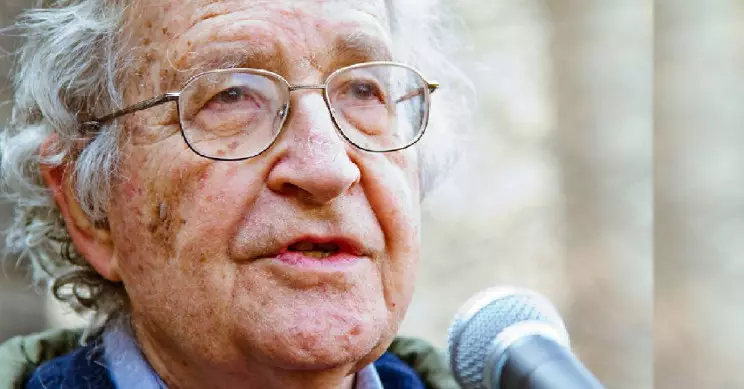 Wie is Noam Chomsky en hoekom is hy beroemd?