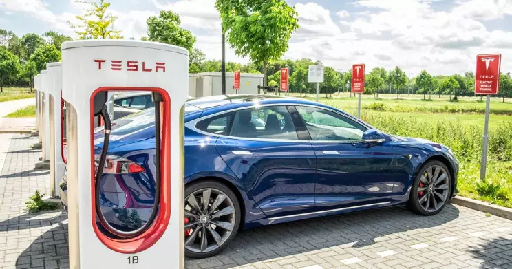 Tesla antaa kuljettajien mukauttaa äänitorvi- ja ajoääniä