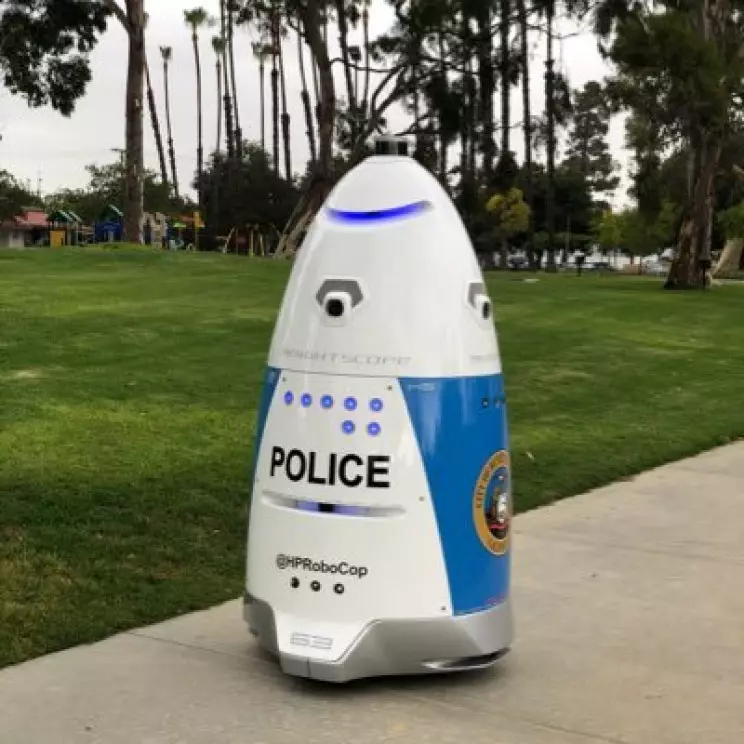 Policijski robot ignorira poziv žene u pomoć u američkom parku