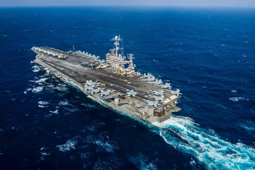 FILIPPYNSE SEE (22 Feb. 2016) USS John C. Stennis (CVN 74) vaar deur die Filippynse See. Stennis bied 'n gereed krag wat sekuriteit en stabiliteit in die Indo-Asië-Stille Oseaan-streek ondersteun, en werk as deel van die Groot Groen Vloot op 'n gereelde geskeduleerde 7de Vloot-ontplooiing. (U.S. Navy-foto deur Massakommunikasiespesialis Seeman Cole C. Pielop/Vrygestel) 160222-N-BR087-844 Sluit aan by die gesprek: http://www.navy.mil/viewGallery.asp http://www.facebook.com/ USNavy http://www.twitter.com/USNavy http://navylive.dodlive.mil http://pinterest.com https://plus.google.com