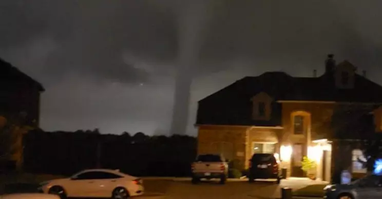 Duufaanta Tornado ayaa ku dhufatay Dallas Axadda, Kaga tagista 95,000 Guri La'aan