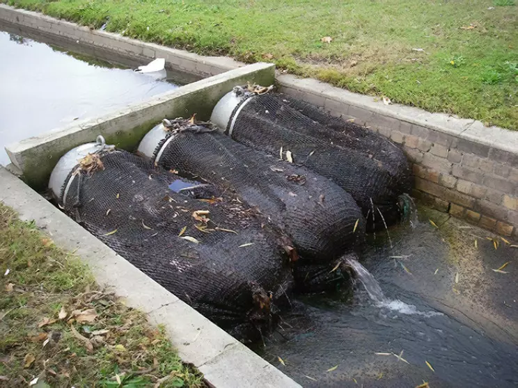 Australiese stad gebruik dreineringsnette om afval van besoedelende waterweë te keer