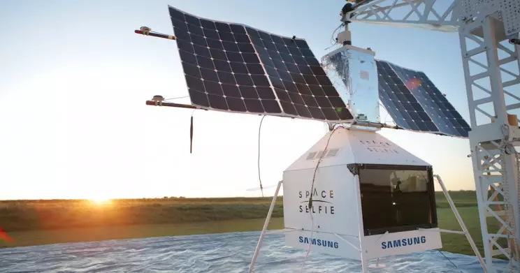 Samsung's 'Space Selfie' Satellite los tsoo rau lub ntiaj teb