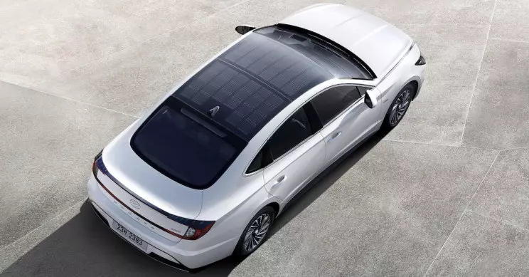 Hyundai прадставіў аўтамабіль з сонечнай зарадкай на даху, які запаўняе да 60% акумулятара