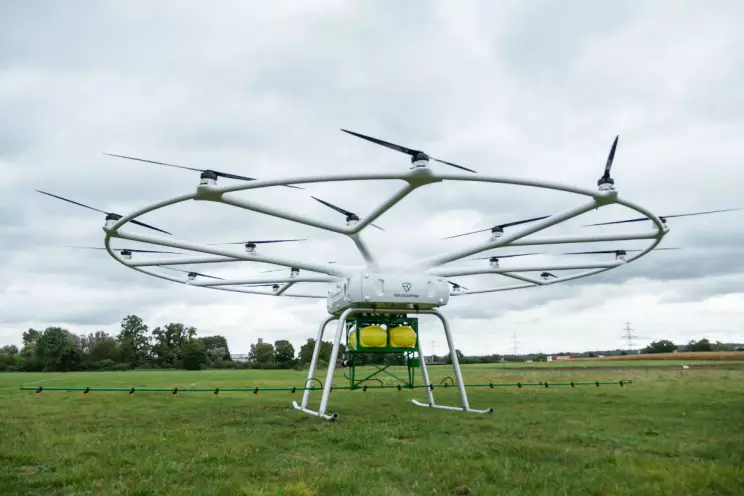 John Deere Teamas kun Komenco por Disvolvi Cropdusting Drone