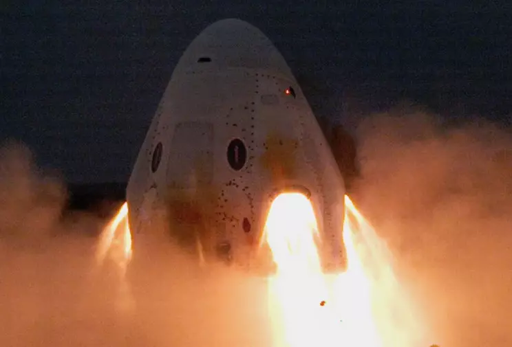 SpaceX: Crew Dragon Capsule إحباط محرك الاختبار بنجاح