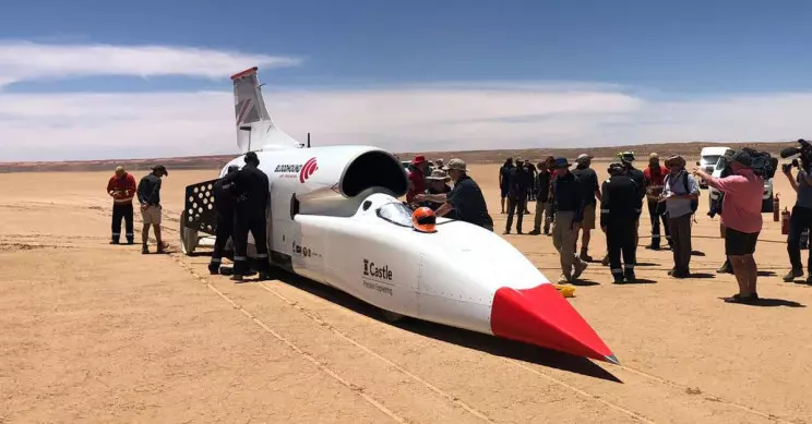 ブラッドハウンドカーは独自の記録を更新し、時速562マイル（904.451 km / h）に達しました。