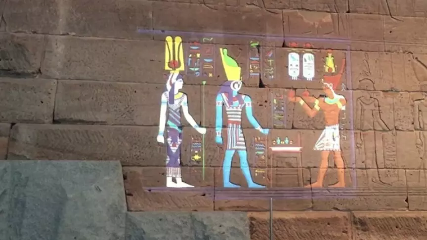 Hieroglyphics tugtha ar ais ar an saol go hiontach