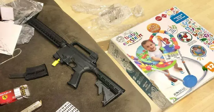 Moteris „Goodwill Baby Bouncer“ dėžutėje rado pusiau automatinį šautuvą