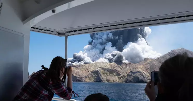 懷特島火山噴發，一人死亡，多人失踪