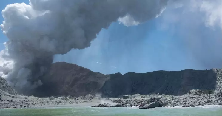 懷特島火山噴發，一人死亡，多人失踪