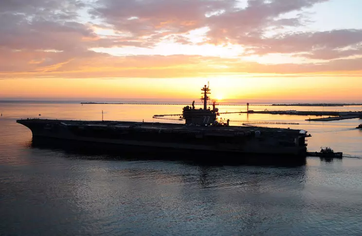 USS George HW Bush au crépuscule