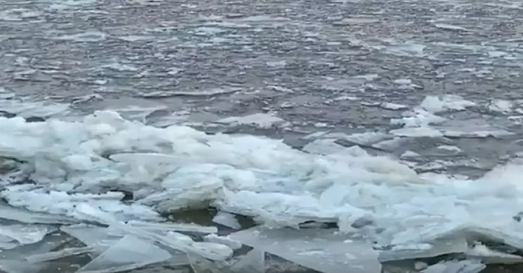 გაყინული კონექტიკუტის მდინარე ელეგანტურად აგზავნის ყინულის ნაჭრებს ქვემოთ