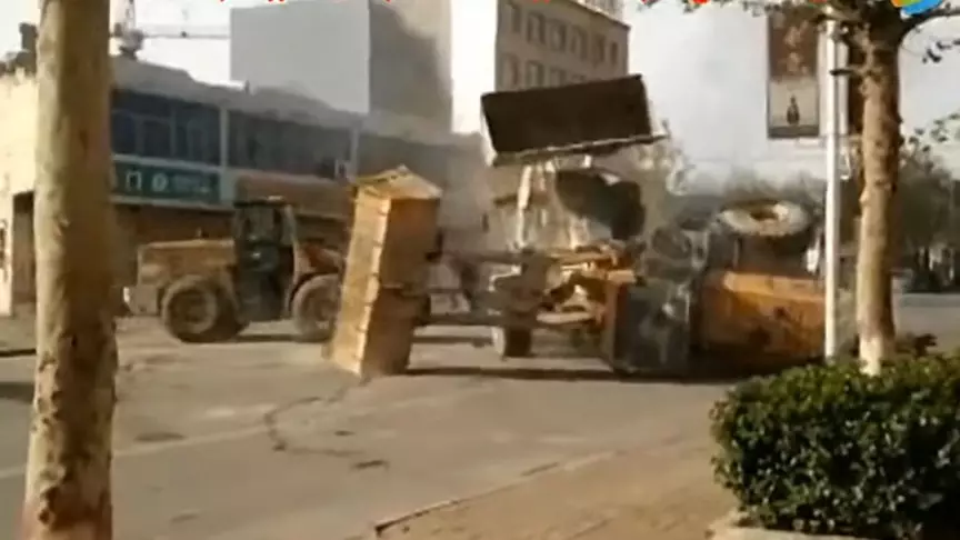 Rivaléierend Bauaarbechter huelen de Brawl op Bulldozers