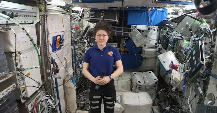 Christina Koch do të bëhet gruaja e parë që qëndron në hapësirë për periudhën më të gjatë kohore