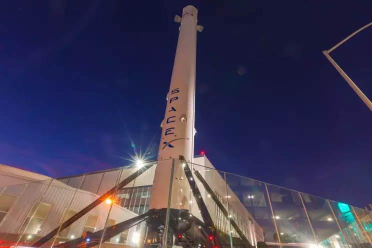 SpaceX kommer att bli den största satellitoperatören med Nighttime Launch
