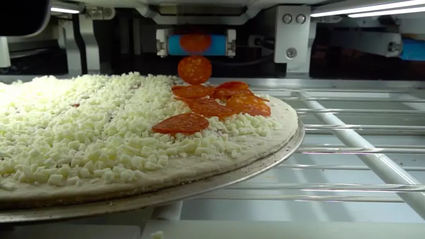 Pizza Robot na May Kakayahang Gumawa ng 300 Pizza Bawat Oras na Inihain sa mga Dadalo sa CES