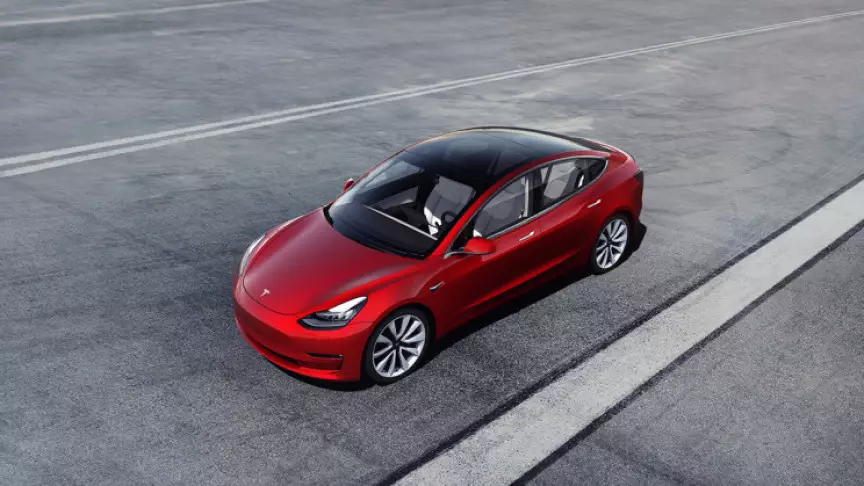 Elon Musk tweetuje, že Tesla Vehicles bude brzy mluvit, zveřejňuje video