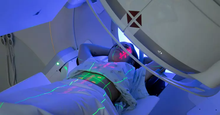 ကင်ဆာကုသမှုအသစ်သည် ဓာတ်ရောင်ခြည်ကုထုံး၏ ရက်သတ္တပတ်များကို မီလီစက္ကန့်အတွင်း ထုတ်ပေးနိုင်သည်။