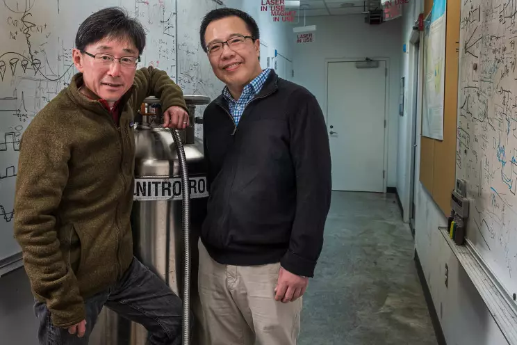 Un novo estudo descobre millóns de electróns enredados nun metal
