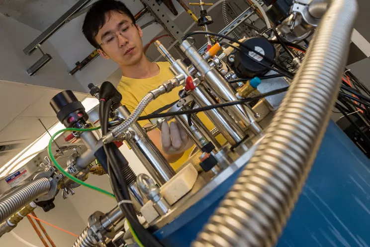 Un novo estudo descobre millóns de electróns enredados nun metal