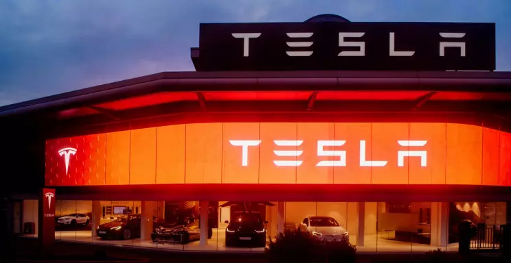 Tá luach margaidh Tesla os cionn $100 billiún de réir mar a leanann an stoc ag ardú