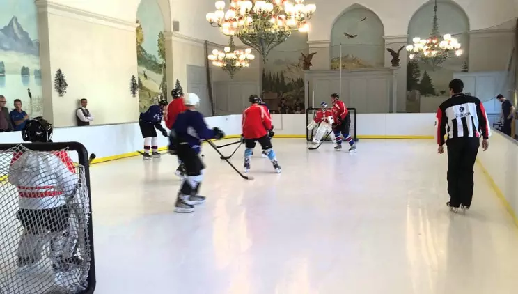 Patinaje sobre hielo en julio sobre hielo sintético