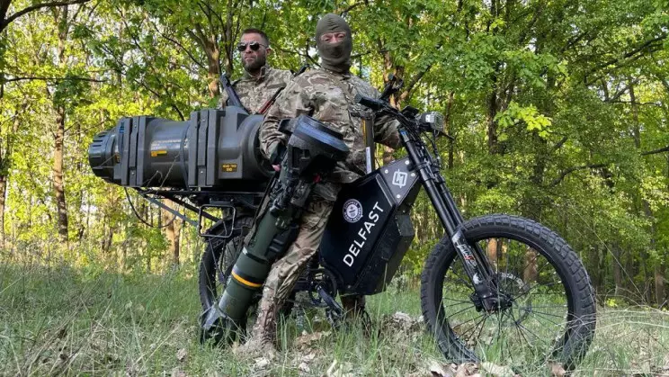 I soldati ucraini stanno ora usando potenti biciclette elettriche per eliminare i carri armati russi