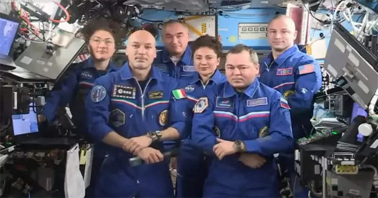 Fampitana mivantana an'ny NASA: Astronaut Christina Koch sy ireo mpiara-miombon'antoka amin'ny tafika dia miverina eto an-tany