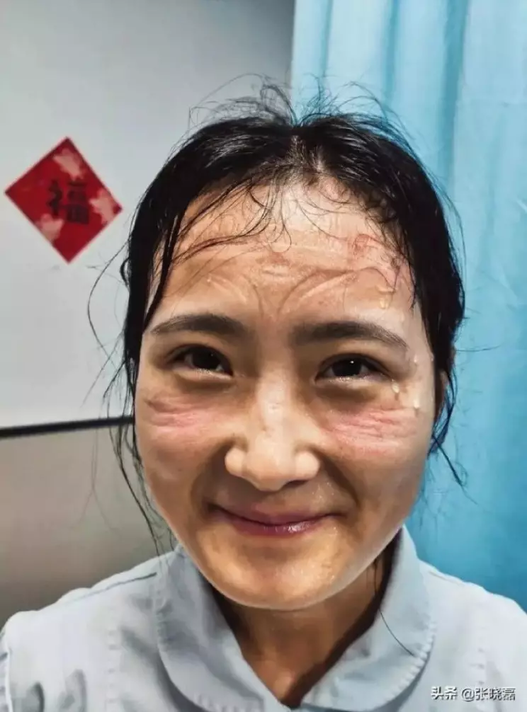 Smilende ansigter af medicinsk personale i Wuhan efter at have behandlet coronavirus-patienter i timevis