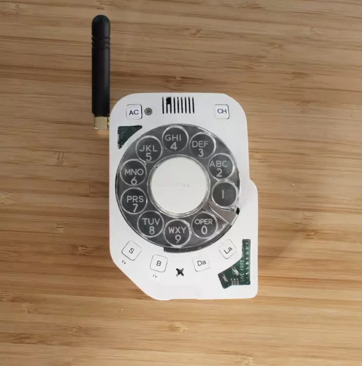 ایک خلائی انجینئر نے روٹری ڈائل سسٹم کے ساتھ اپنا سیل فون بنایا