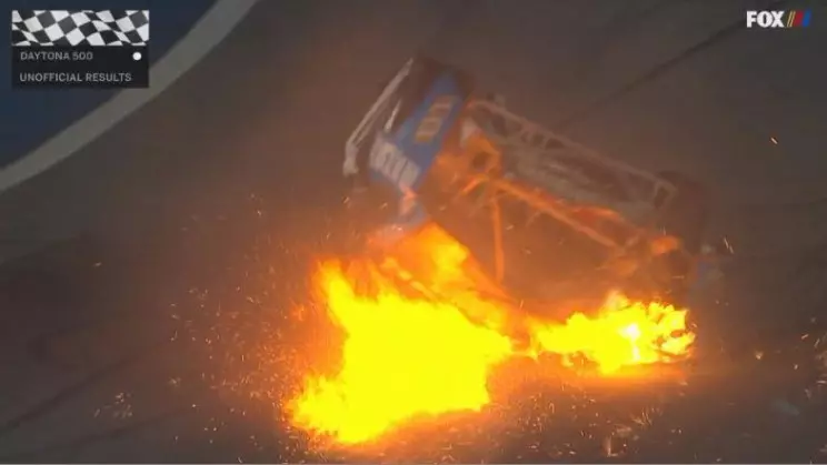 Ang driver ng NASCAR na si Ryan Newman ay naospital Pagkatapos ng Malagim na Pag-crash sa Daytona 500