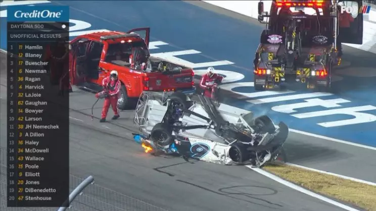 Ang driver ng NASCAR na si Ryan Newman ay naospital Pagkatapos ng Malagim na Pag-crash sa Daytona 500