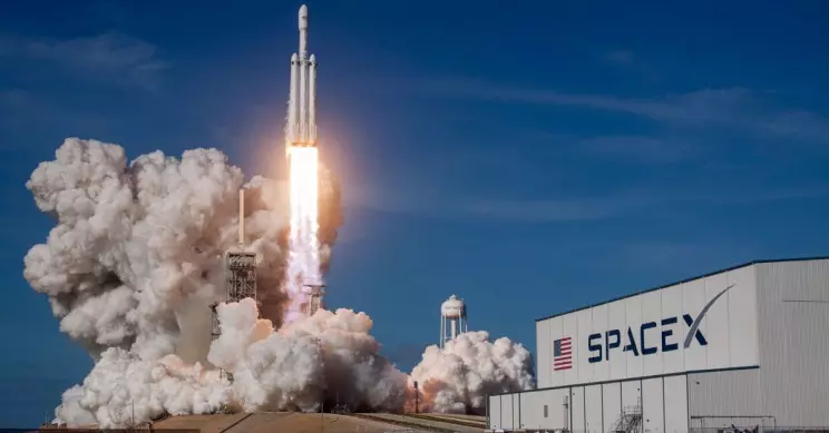 SpaceX signerer avtale med Space Tourism Company om å sende turister til verdensrommet innen 2021