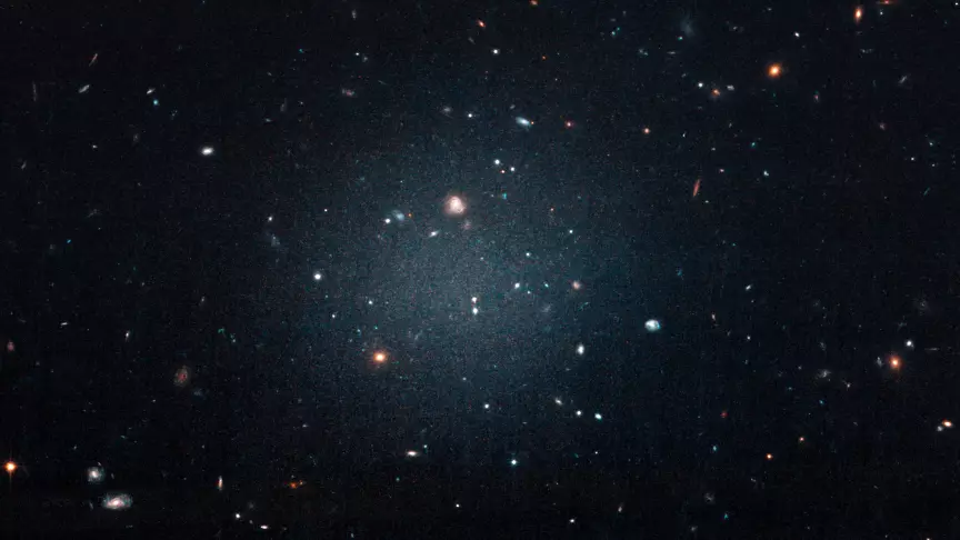 Dviejų galaktikų susidūrimo liekanos gali nušviesti tamsiąją materiją