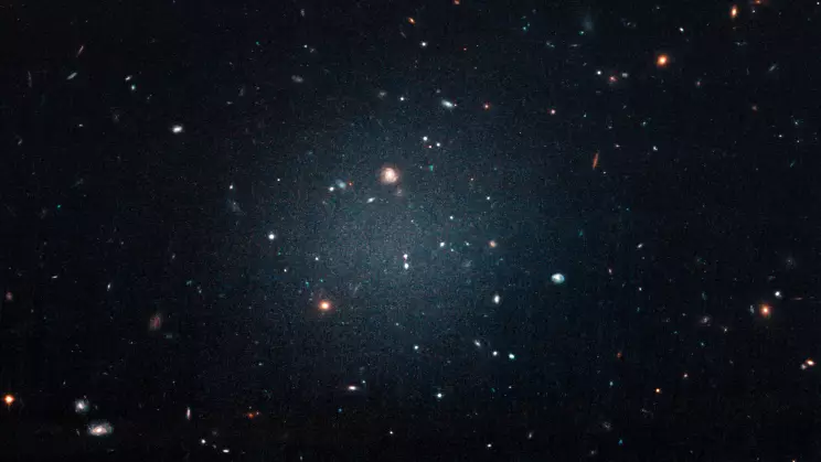 Rester av ett slam mellan två galaxer kan kasta ljus över mörk materia