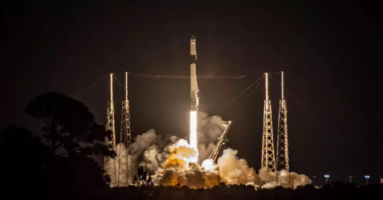 SpaceX kloure 50yèm aterisaj wòkèt, voye founiti estasyon bay ISS