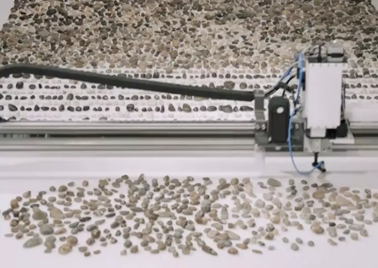 Maschine arrangiert Steine ​​schön nach Alter und Typ