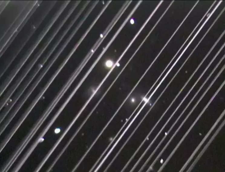 Elon Musk afirma que os satélites Starlink non afectarán a astronomía, pero a investigación di o contrario