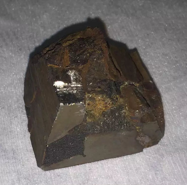Ix-Xjentisti Sib Ammonti ta 'Materjal Superkonduttur Ġewwa Biċċiet Meteorite