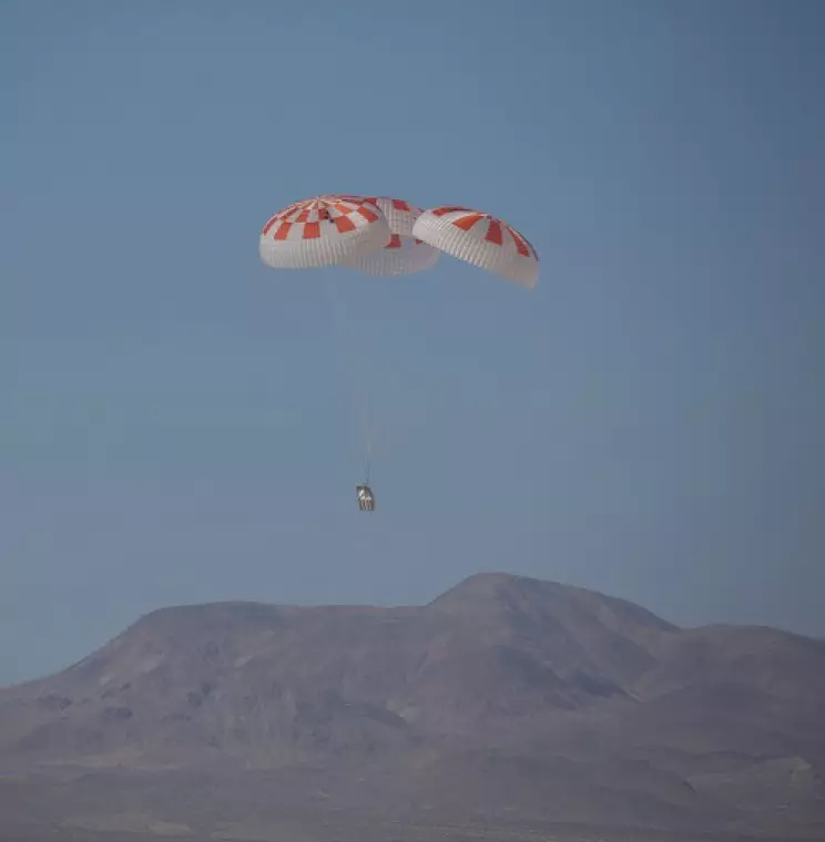 SpaceX Parachute Test giet ferkeard, it koe de bemanningsflechtdatum weromdrukke